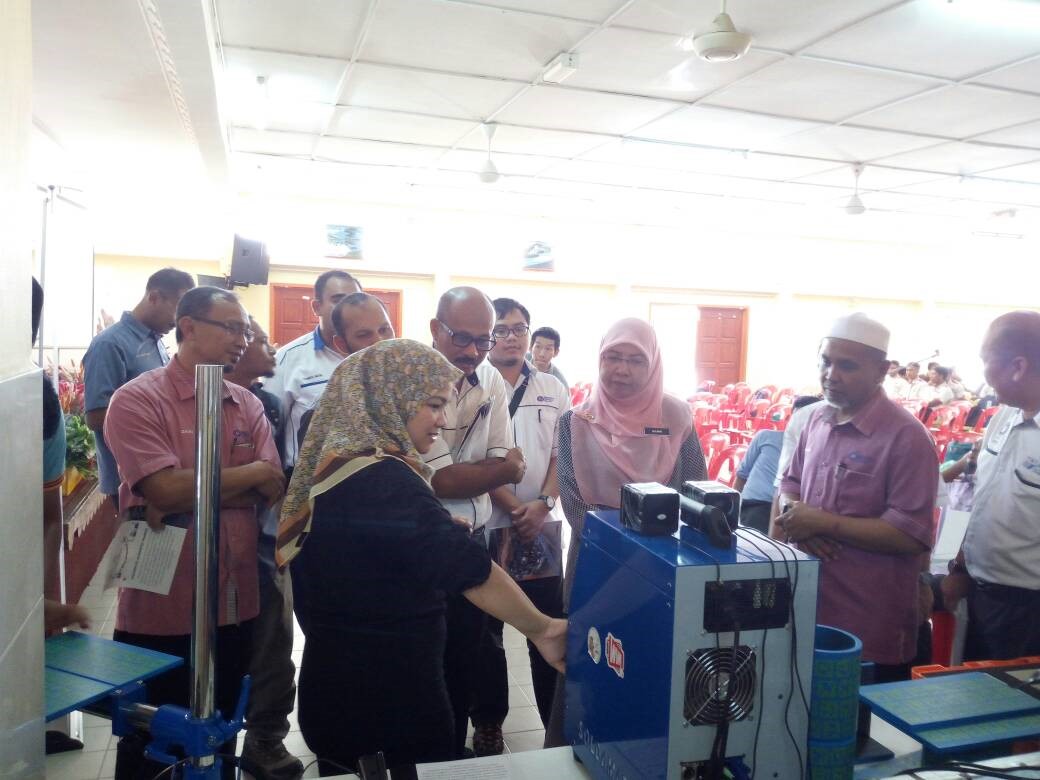 Malaysian trainers and students try Augmented Reality welding | Seabery Malaysian trainers and students try Augmented Reality welding | Seabery